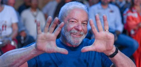 Lula Posa Seus Nove Dedos E Lembra Que Faltam Nove Dias Para Votar