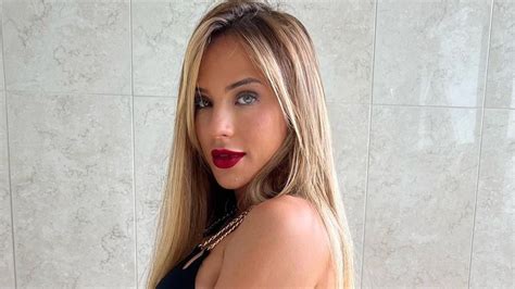 Gabi Martins exibe corpaço em evento biquíni de fita