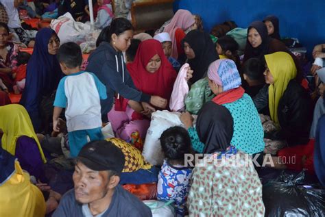 Ratusan Korban Longsor Mengungsi Di Kantor Desa Cibenda Republika Online