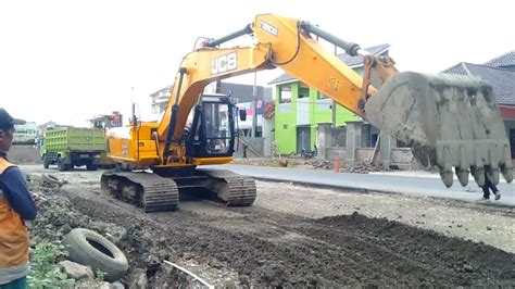 BEKO KERUK DAN RATAKAN TANAH UNTUK PELEBARAN JALAN KERTAJATI Beko