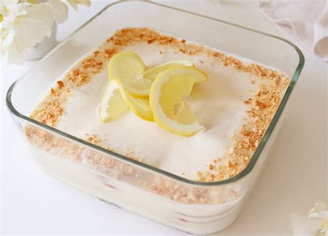 Carlota de limón tradicional postre cremoso con galletas mexicano