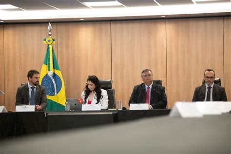 Dino Cita Amea As De Parlamentares E Recusa Novamente Ir C Mara