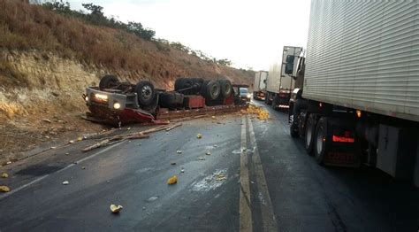 Motorista Morre Ap S Caminh O Sair Da Pista E Tombar Na Br Grande