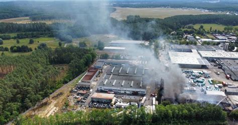 Na pogorzelisku w Przylepie wciąż są strażacy RMF 24