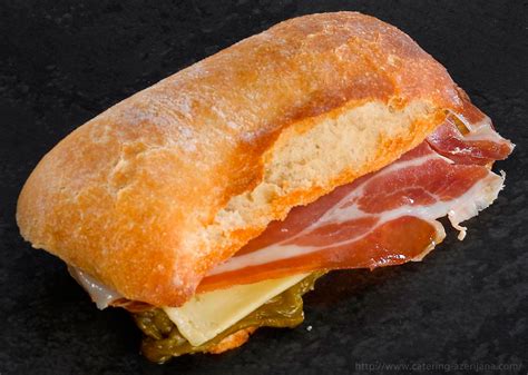 Bocadillo de jamón serrano pimiento verde y queso manchego Auzoko Denda