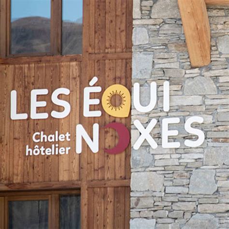 Les Equinoxes Chalet hôtelier à Val d Isère Design graphique Lyon