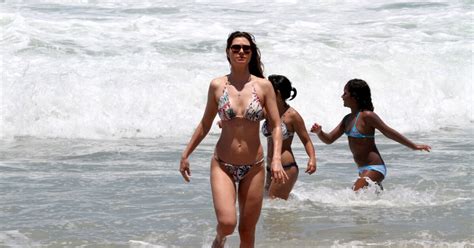 Lavínia Vlasak e Amora Mautner exibem corpos sarados em dia de sol no