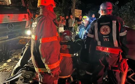 Motorista Fica Preso S Ferragens E Carreta Pega Fogo Ap S Acidente