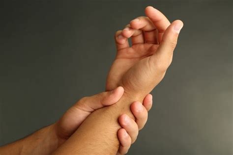 Dor nas juntas dos dedos 8 causas e o que fazer Tua Saúde