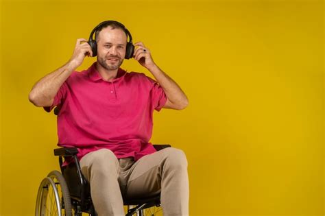 Portrait D un Homme Handicapé En Fauteuil Roulant Avec Un Casque