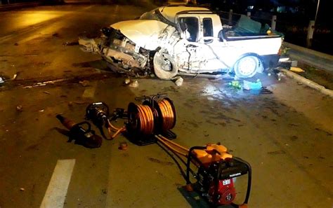 Idoso Morre Ap S Carro Bater De Frente Caminh O Na Br Em