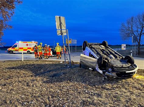 Bad W Rishofen Unfall Mit Drei Verletzten Fahrzeug Landet Auf Dem