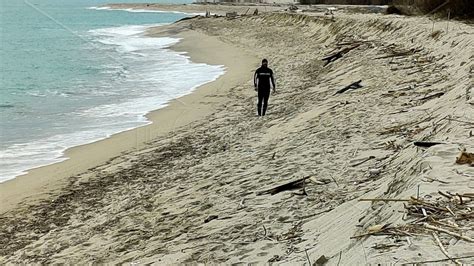 Strage di Cutro il mare non restituisce più i corpi dei migranti morti