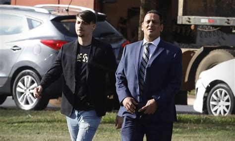 Jair Renan filho mais novo de Bolsonaro presta depoimento à Polícia