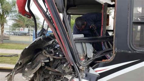 Un colectivo de Ersa chocó a un camión en barrio Ferreyra hay seis