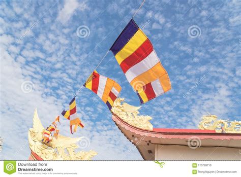 Bunte Buddhistische Gebetsflaggen An Der Pagode Unter Altocumuluswolke