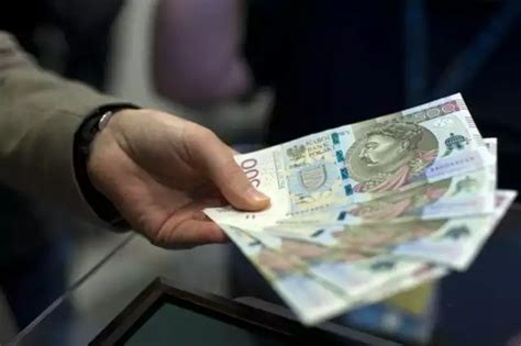 Będzie duży zwrot pieniędzy dla emerytów w 2024 roku Kiedy wypłaty na