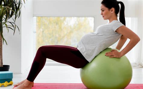 Bola suíça como este acessório do Pilates pode ajudar no parto