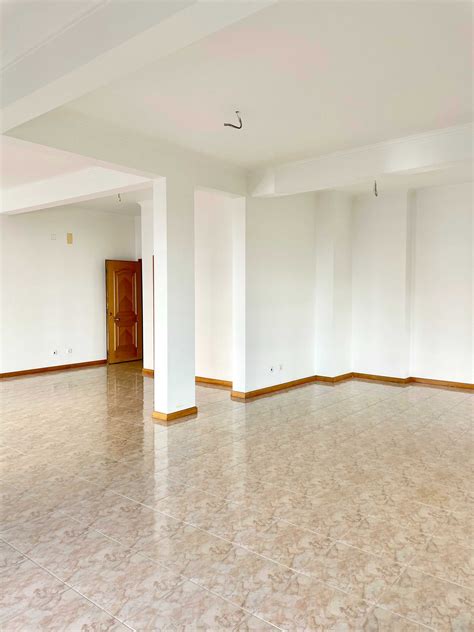 Apartamento T2 à venda na avenida Maria Lamas Rio de Mouro Rio de