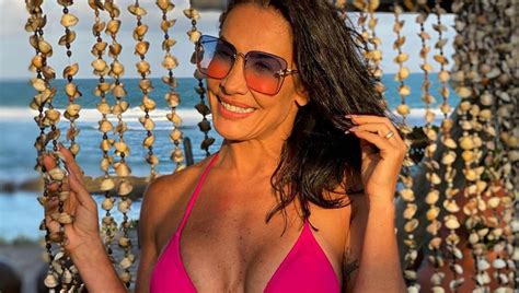 Scheila Carvalho ostenta abdômen sarado ao posar de biquíni