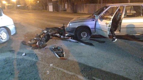 Dos lesionados tras colisionar un auto y una moto Nelson en línea