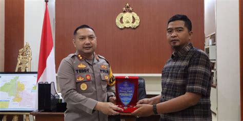 Polres Kediri Kota Dibanjiri Karangan Bunga Apresiasi Dari Elemen