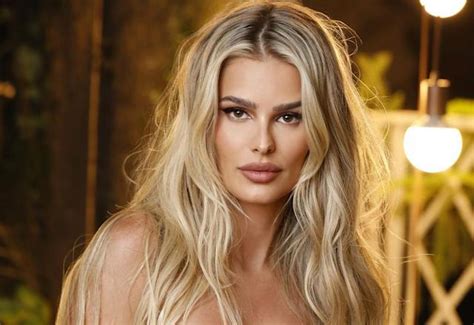 SBT TV Yasmin Brunet exibe corpaço ao posar biquíni fio dental