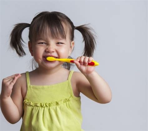Como escovar corretamente os dentes das crianças DentCare