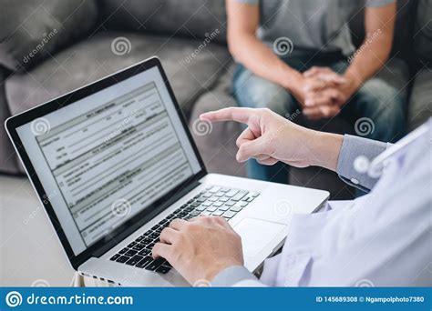 El Doctor Profesional En La Discusi N Uniforme Blanca De La Capa Y Del