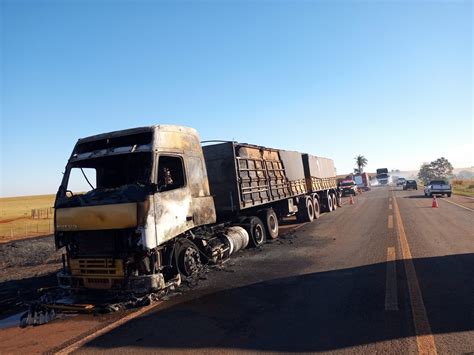 Carreta pega fogo e incêndio se alastra para pastagem O Pantaneiro