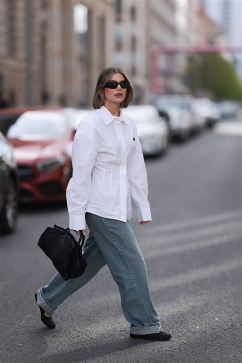 Cómo llevar jeans con el ruedo doblado a la oficina en abril 2024 Vogue