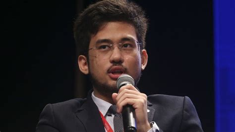 Deputado esquece câmera ligada durante live e vai tomar banho
