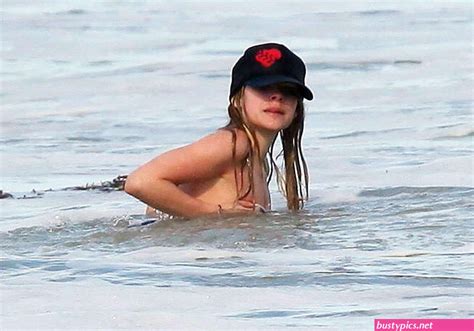 Avril Lavigne Nipple Slip Busty Porn Pics