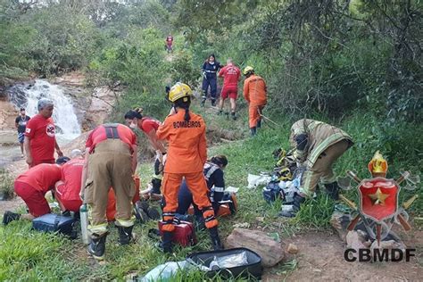 Família suspeita que brincadeira provocou morte de jovem em cachoeira
