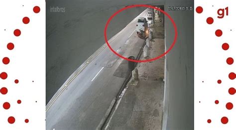 Vídeo Motociclista perde controle da moto e vai parar embaixo de carro