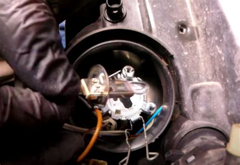 Comment Changer Une Ampoule De Feu De Route Sur Renault Clio 2