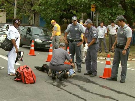G1 Motociclista bate em ônibus e quebra a perna em avenida de