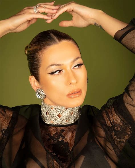 L Via Andrade Aposta Em Look Transparente Para Foto E Brinca Closeira