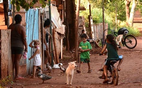Número de favelas quase dobra em dez anos no país Misto Brasil