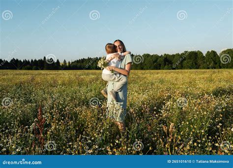 Abra O De M E E Filho No Campo Foto De Stock Imagem De Caucasiano