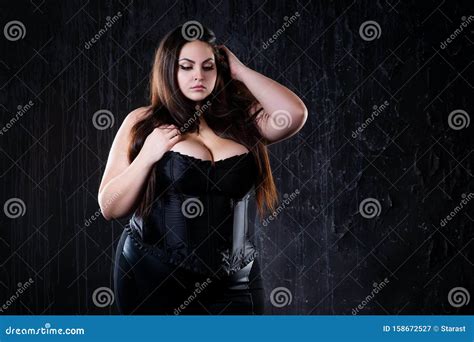 Sexy Plus Gr E Modell In Schwarzem Korsett Fette Frau Mit Gro En