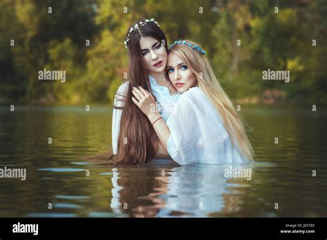 Jeunes lesbiennes Banque de photographies et dimages à haute