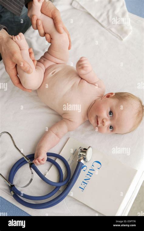 Pédiatre examinant le bassin de 2 month old baby girl à la luxation