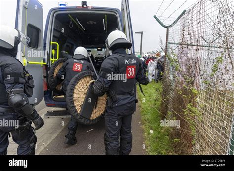La policía y los manifestantes fotografiados durante un fin de semana