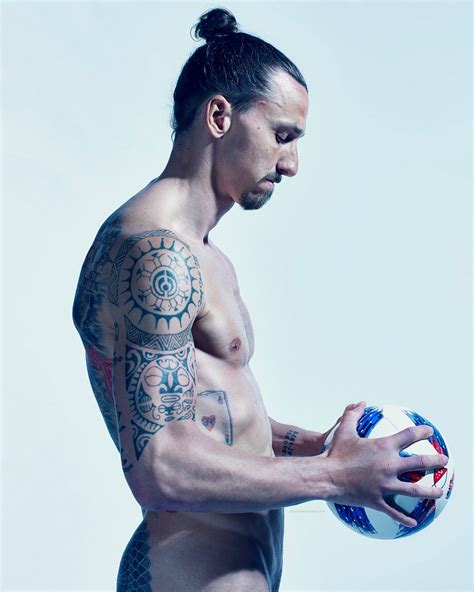 Jogador Zlatan Ibrahimovic Exibe Tatuagens Em Ensaio Nu Para Revista