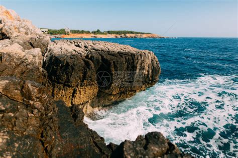 黑山的海上岩石落基海岸狂野海高清图片下载 正版图片505004835 摄图网