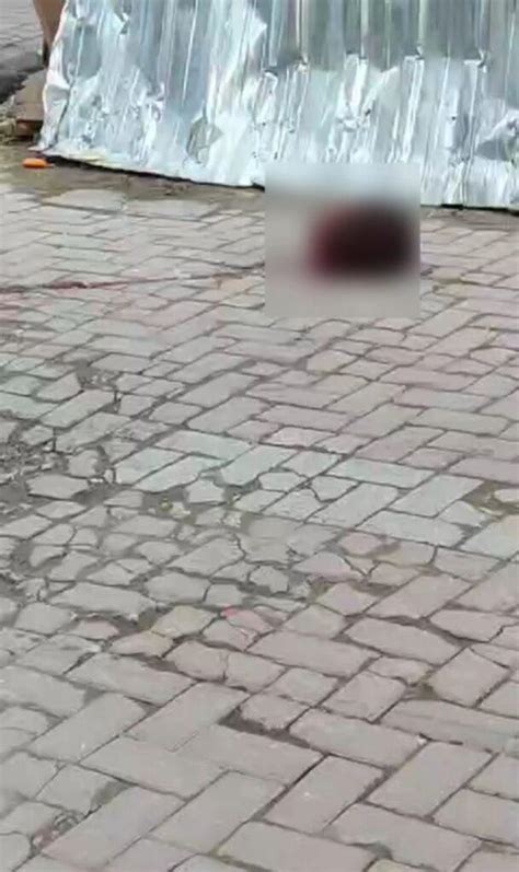 Baltalı vahşet Arkadaşının başını kesip balkondan attı