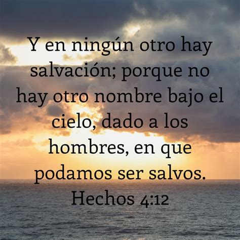 The Sun Is Setting Over The Ocean With A Bible Verse Written In Spanish