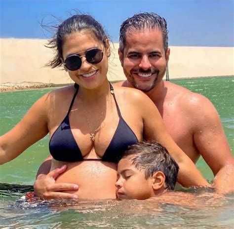 Simone Exibe Barriguinha De Gr Vida Na Praia E Faz Declara O