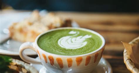 Czy matcha jest zdrowa Jak zrobić z niej latte Kobieta w INTERIA PL